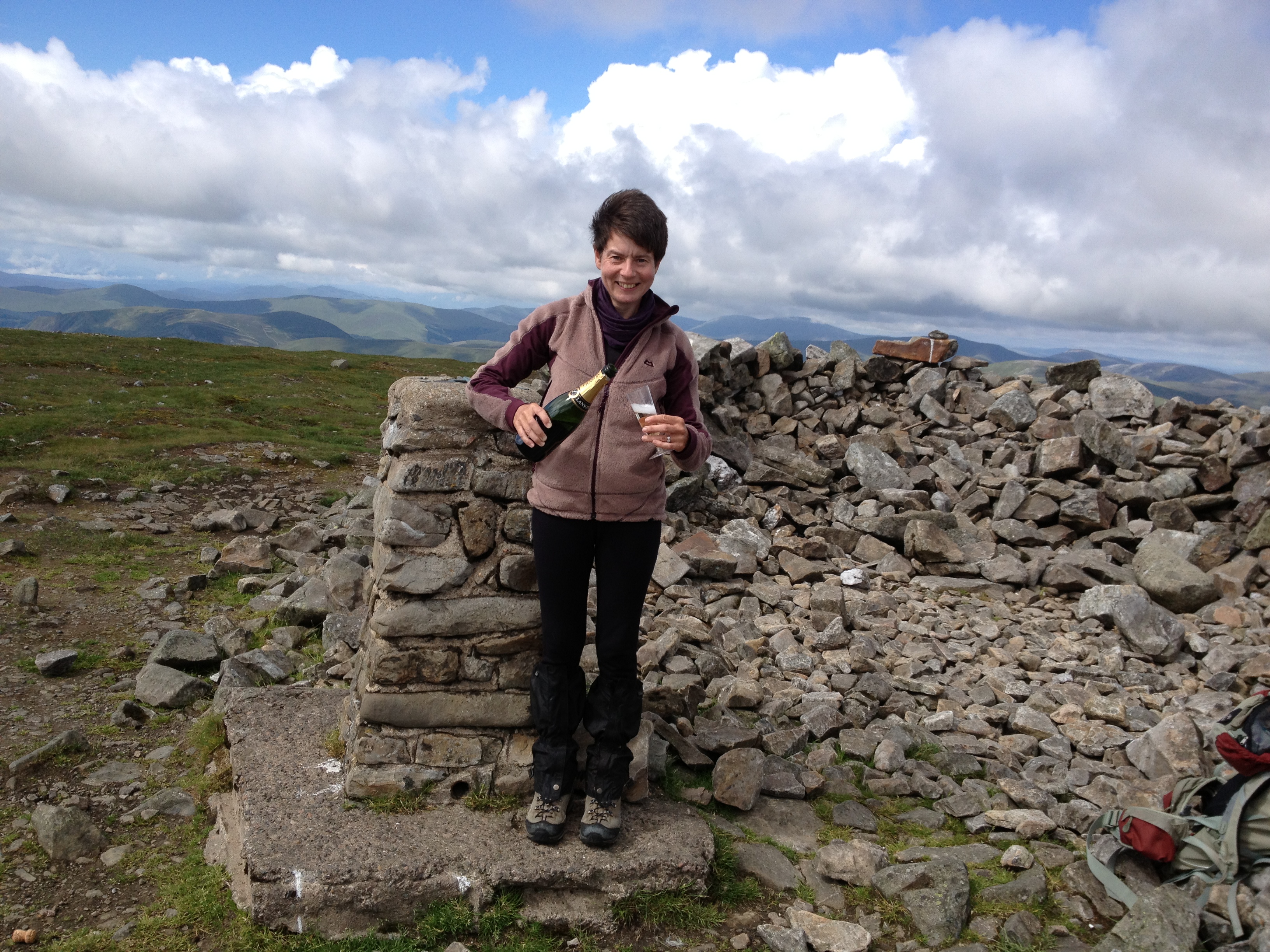 MEET THE LADIES WHO ARE RACKING UP THE MUNROS | Munro Moonwalker