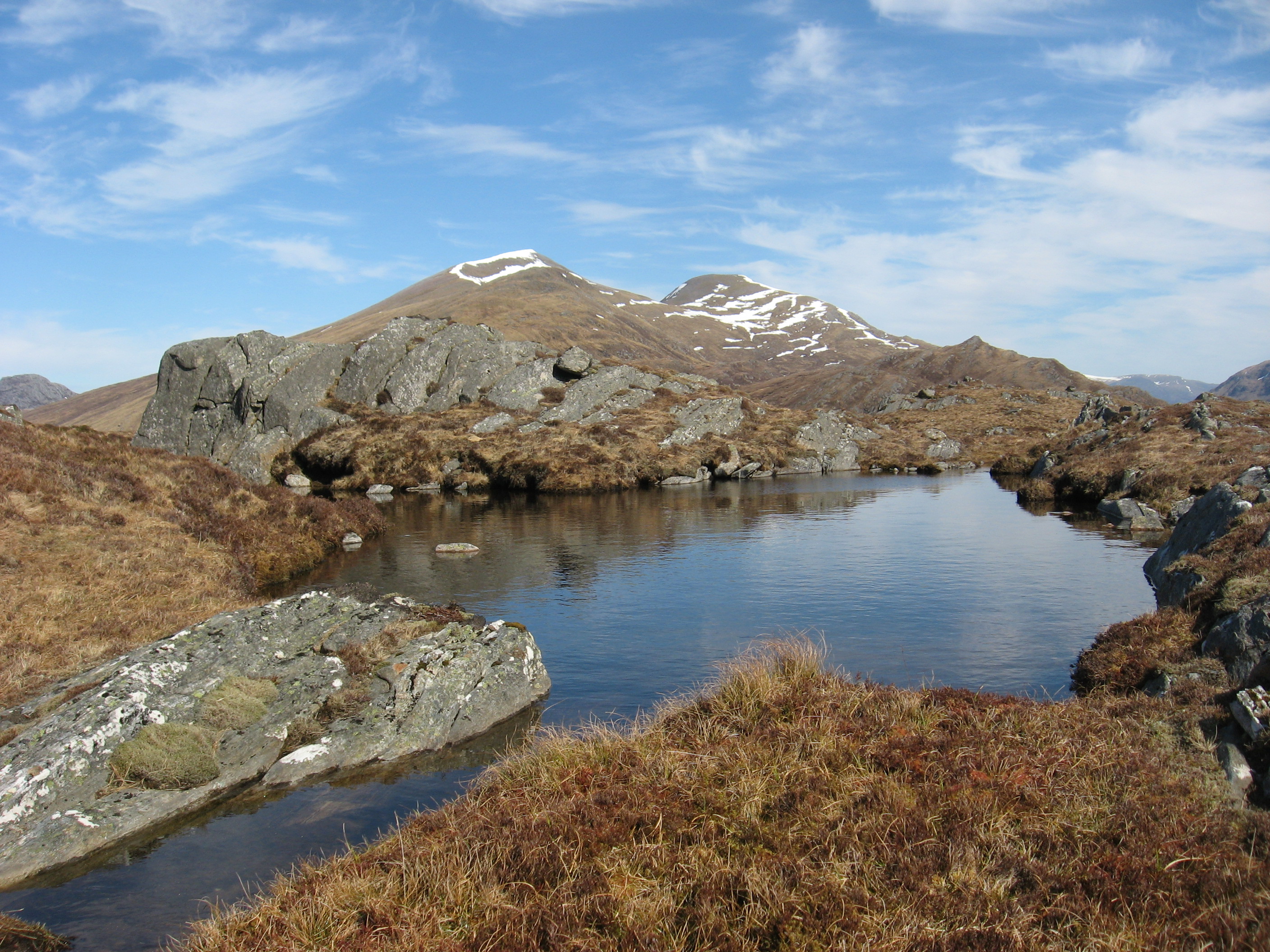 BETWEEN TRAINS – A LONELY WALK AROUND LOCH TREIG | Munro Moonwalker